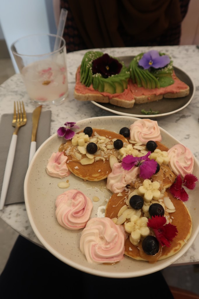 8 Instagrammable FLORAL cafes – Foodographyldn